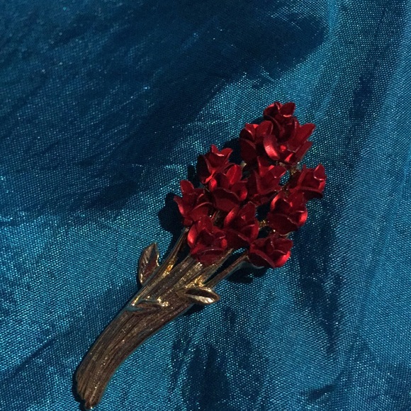 Avon | Jewelry | Vintage Avon Dozen Red Roses Pin Dm 97 Brooch Pin ...